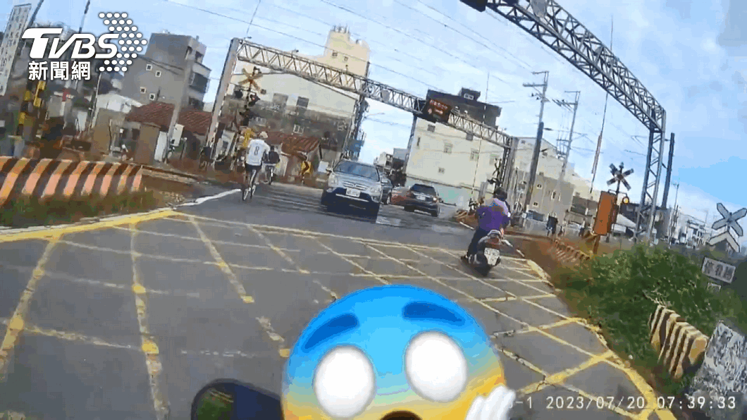 12分太久了？人車無視警示 壓秒闖平交道超危險│TVBS新聞網