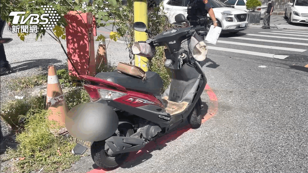 買完菜要回家！ 女騎士路口攔腰撞車命危│TVBS新聞網