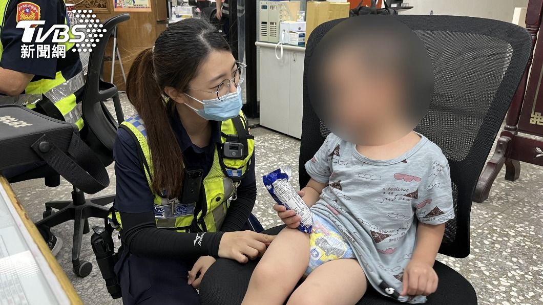 4歲尿布男童調皮翹家闖街頭 警察叔叔急帶回派出所照顧│TVBS新聞網