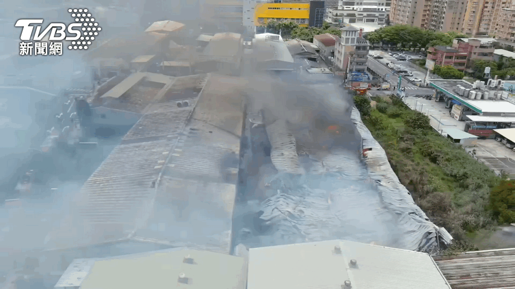 加油站旁鐵皮大火！ 家具行、汽車美容燒毀│TVBS新聞網