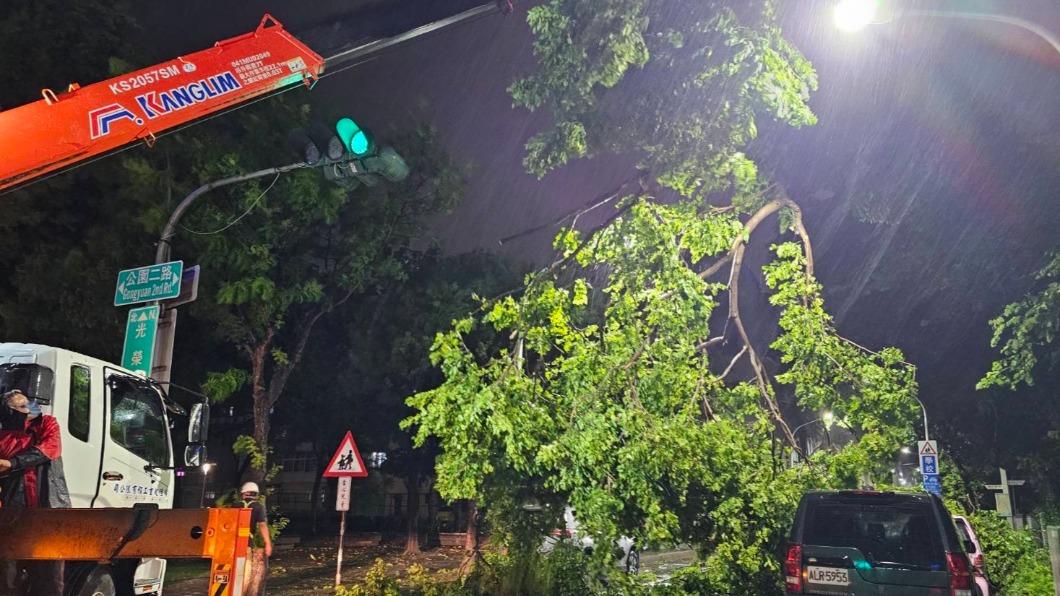 高雄清晨緊急停班課 決定理由曝：「強風影響時間比氣象局估的久」│TVBS新聞網