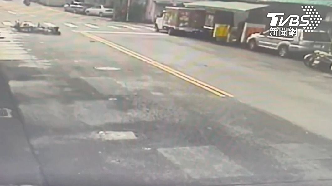 國中生騎鐵馬突逆向左轉跨越雙黃線 騎士遭「擊落」慘摔│TVBS新聞網