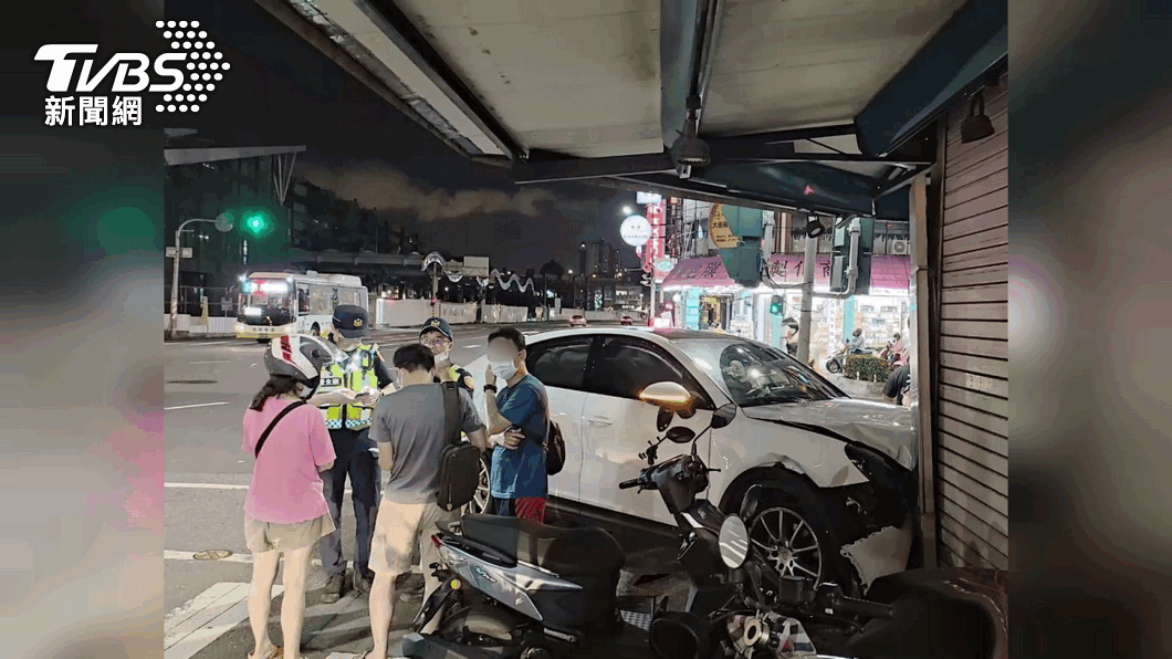 車輪撞飛了！黑車疑闖紅燈肇事 保時捷衝撞冰店4人傷│TVBS新聞網