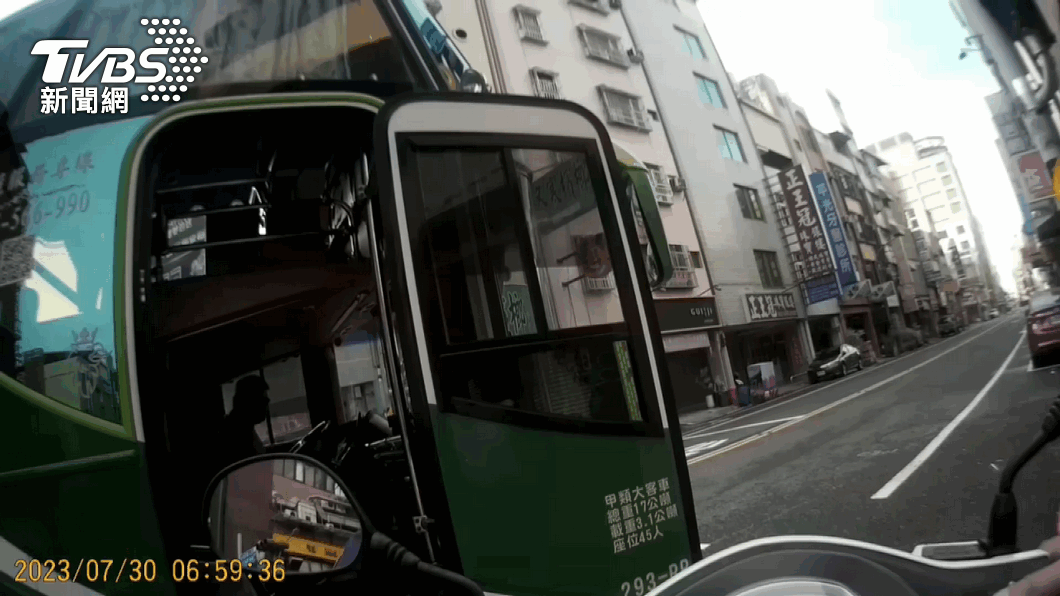 好喘！16噸遊覽車鬧區拋錨 3員警揮汗推車300米│TVBS新聞網