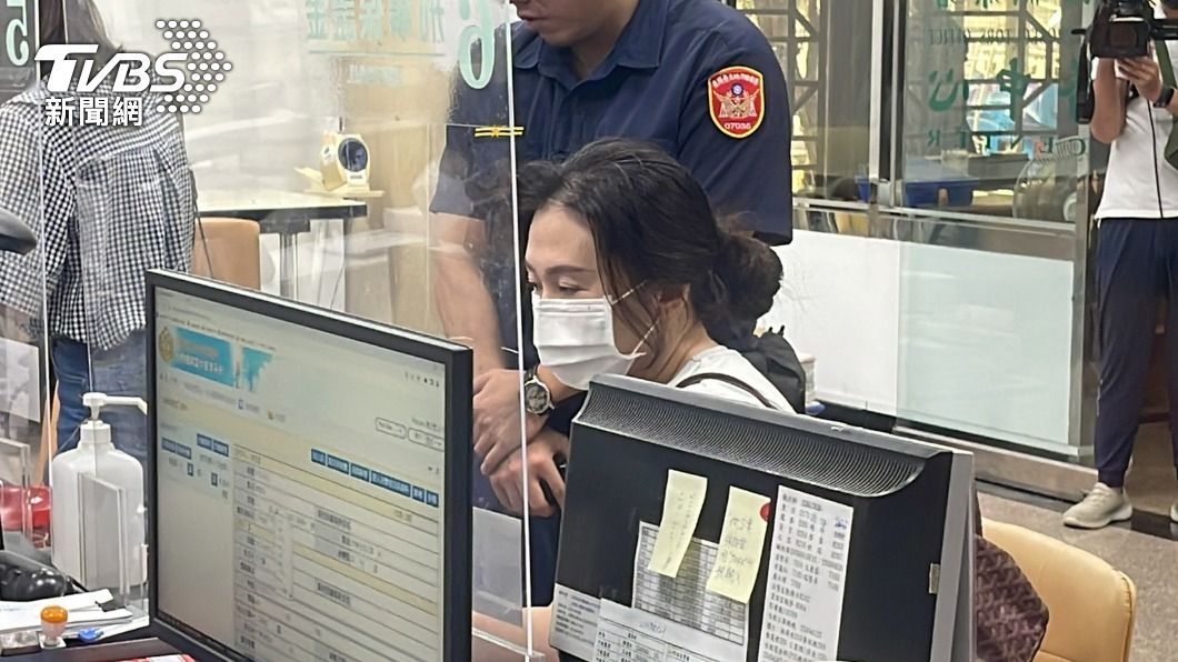 快訊／經紀人急帶50萬救援 NONO獲交保緊抓員警「突破重圍」│TVBS新聞網