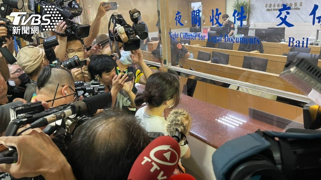 NONO才爆離婚！白衣女子「速捧50萬現金」交保 神秘身分曝│TVBS新聞網