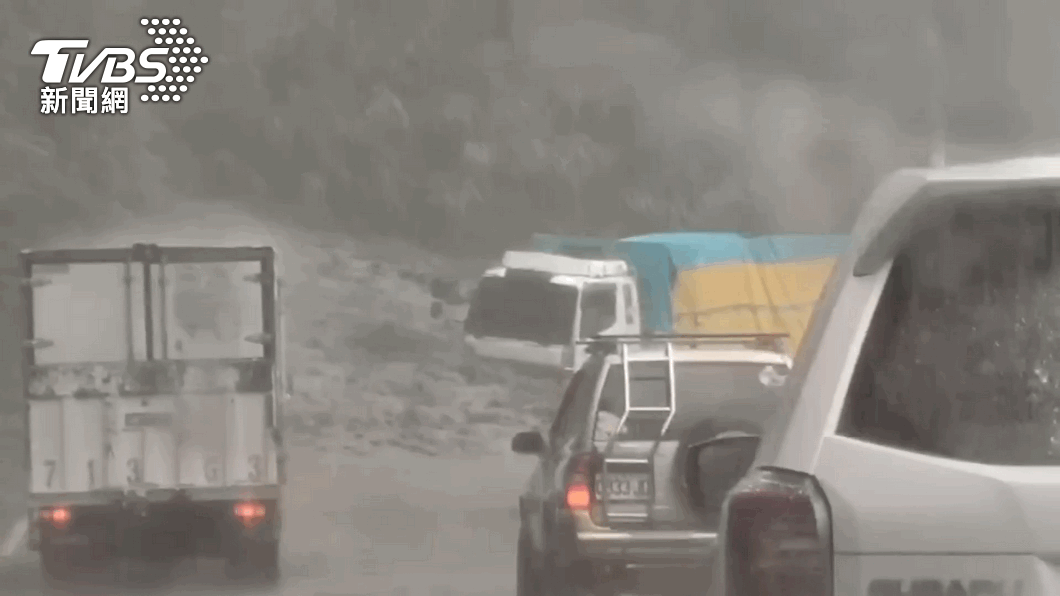 雨量破500 台14甲線「湧噴泉」如合歡山滑水道│TVBS新聞網