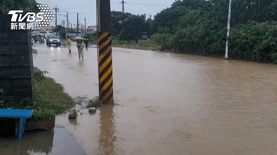 苗栗「苑裡、三義」馬路變黃河 暴雨淹20公分│卡努│卡努颱風│颱風│TVBS新聞網