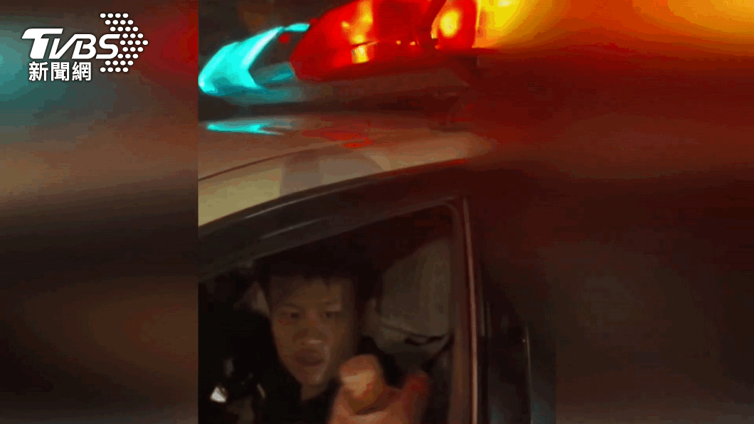 防飆圍觀嬉戲、醉女請喝酒 員警執勤考驗高EQ│TVBS新聞網