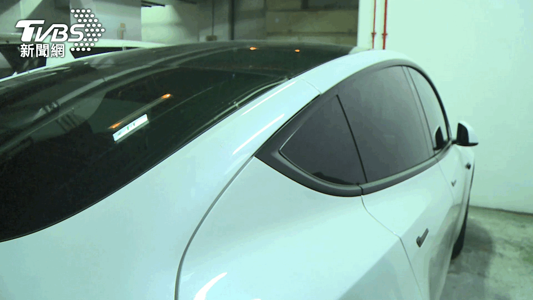 特斯拉車主嚇！開AP險輾「鋁梯」 急手動閃避│TVBS新聞網