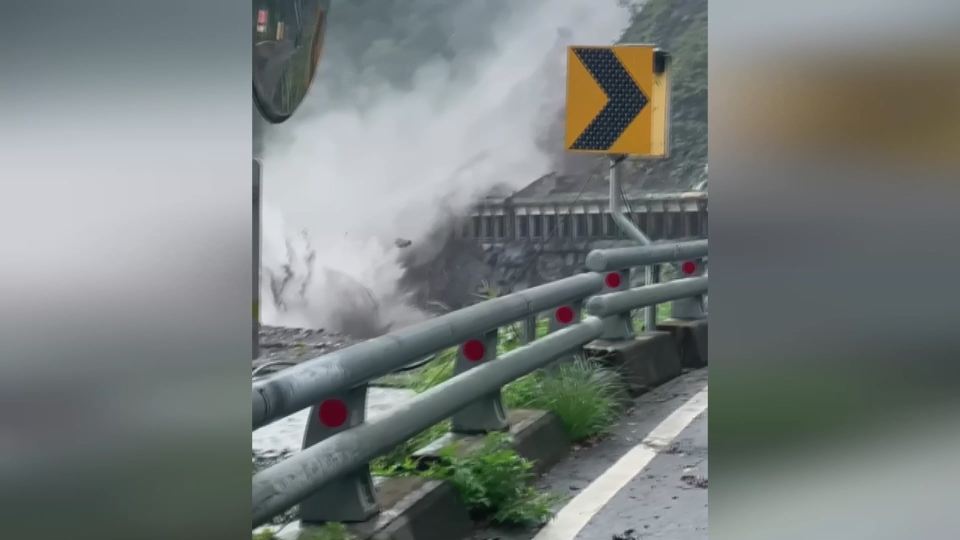 雨彈發威！高雄山區梅蘭明隧道落石滾滾 嚇壞居民│TVBS新聞網