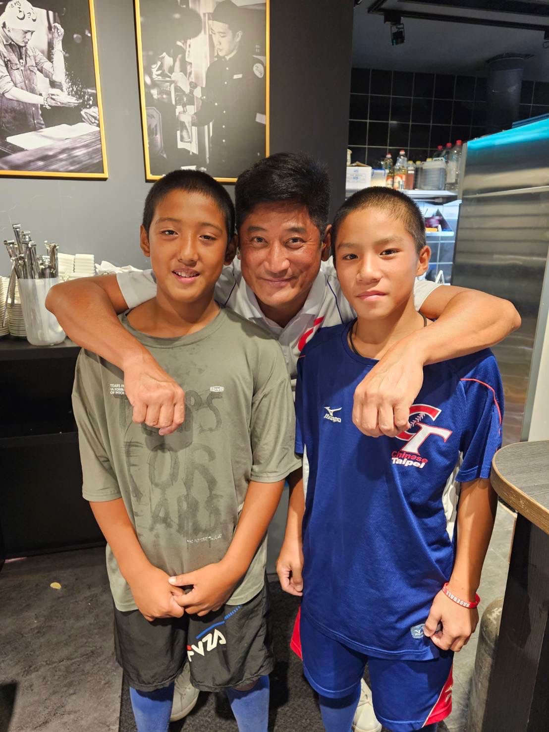 U12／銀恨！中華小將哭成一團 辜仲諒慰勞「吃燒肉進補」│世界盃│棒球│中華隊│TVBS新聞網