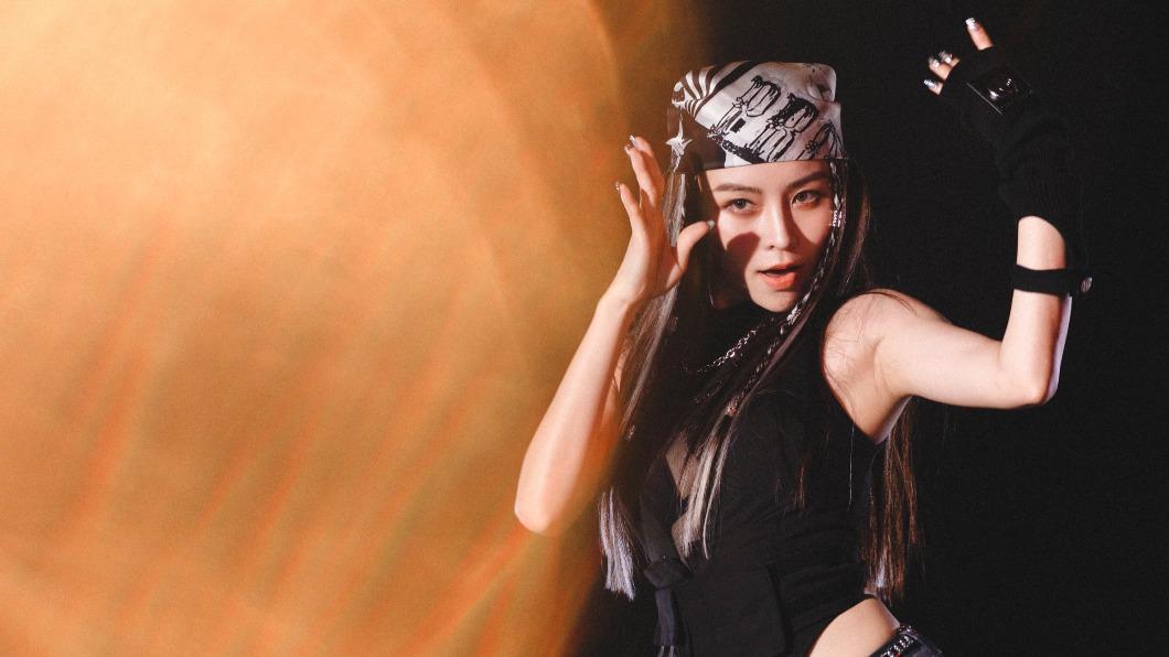 CLC隊友驚喜助陣前團員中文舞曲 Elkie化身女車手炫車技│TVBS新聞網