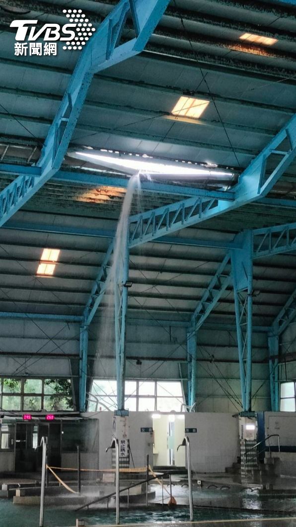 台南大雨！歸仁游泳池炸出「天降瀑布」 晨泳民眾全看傻│TVBS新聞網