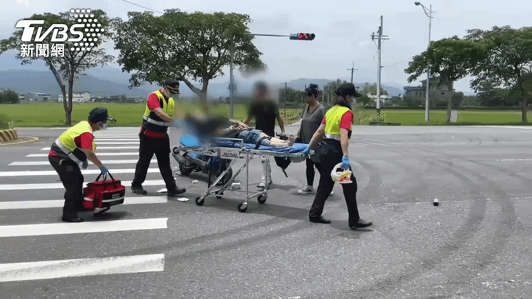 車輪噴飛！變換車道釀擦撞 婦人倒地不起│TVBS新聞網