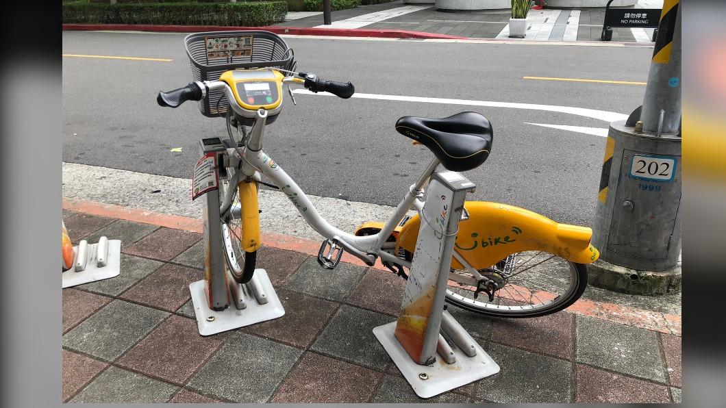 怎麼停成這樣！YouBike 2.0還車「頭身扭曲」 網友熱議│TVBS新聞網