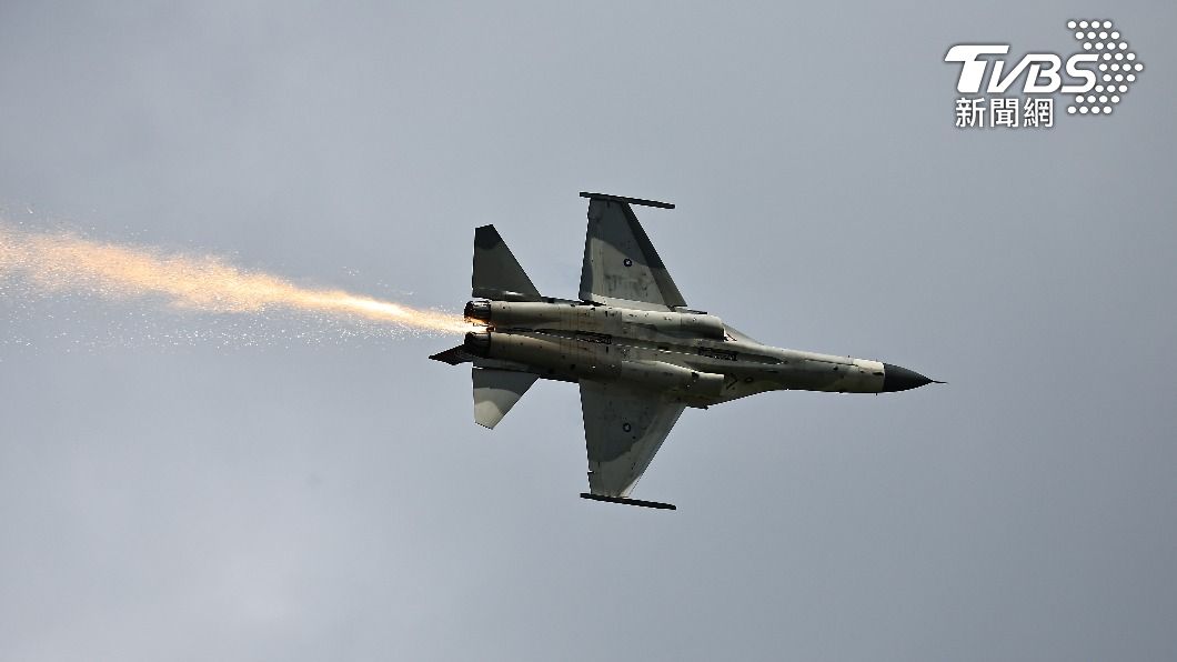 直擊／驚！清泉崗預演爆意外 IDF戰機突「引擎冒火」急降落│TVBS新聞網