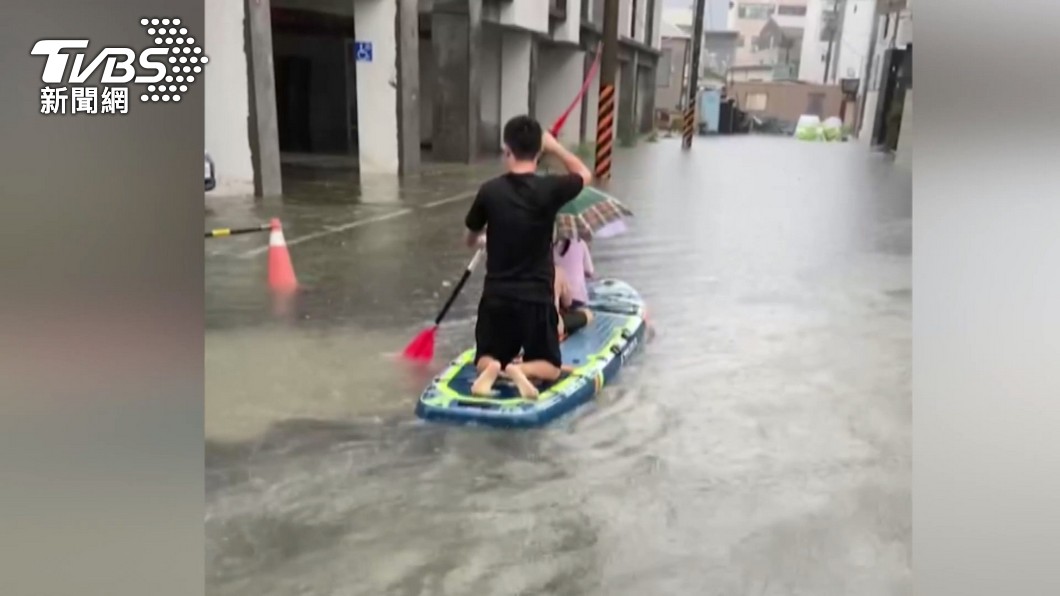 怕了？雨彈又襲台南！黃偉哲一早急發聲 臉書又炸裂│TVBS新聞網