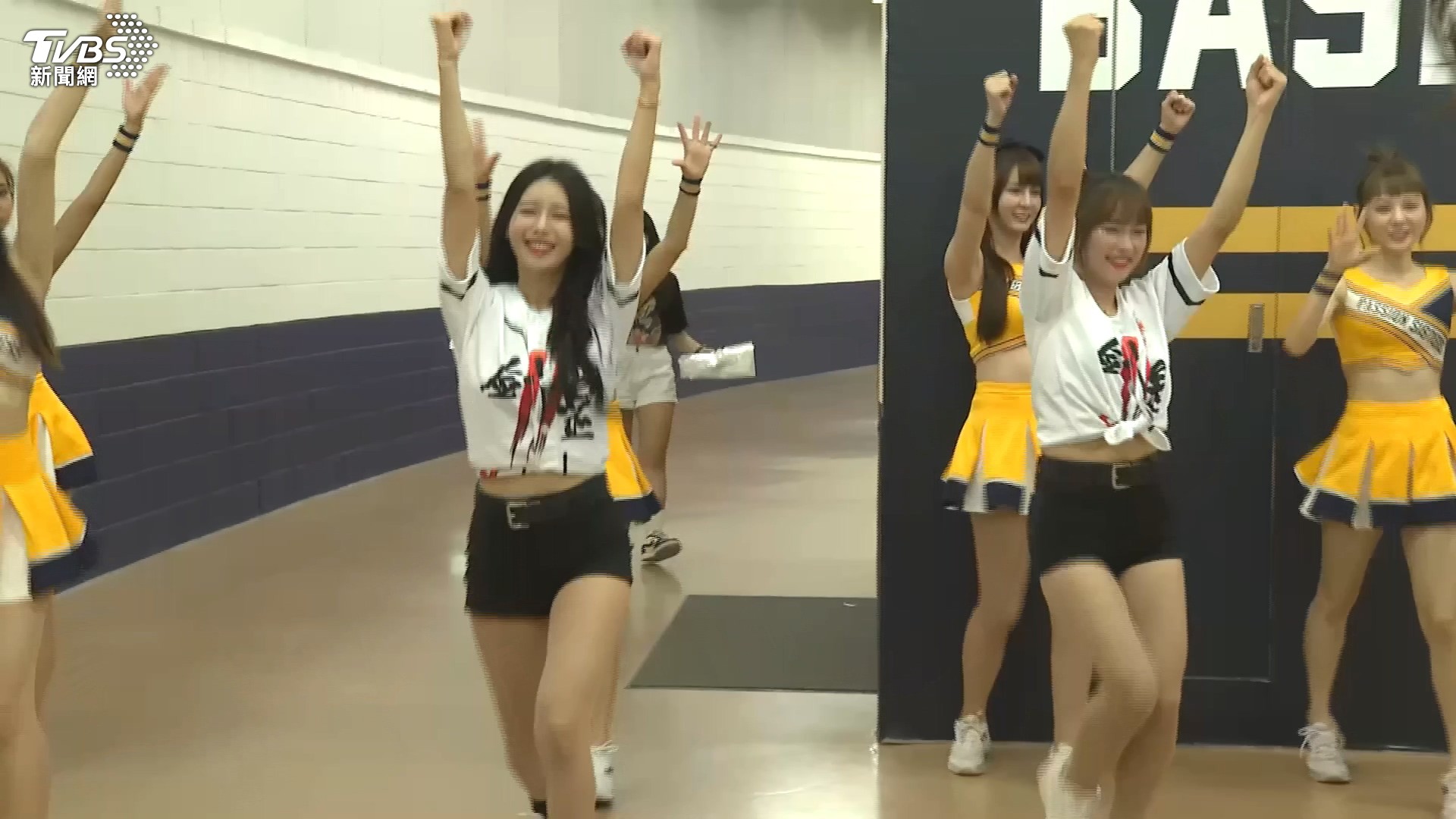 韓職NC恐龍啦啦隊來了！ 球迷瘋搶互動遊戲名額│TVBS新聞網