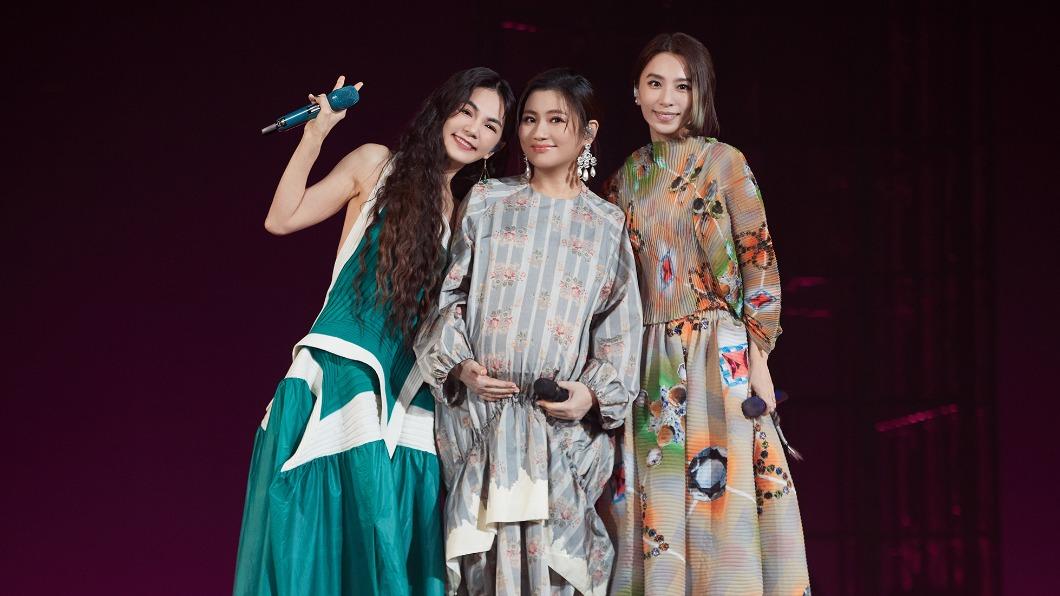 S.H.E合體！Selina挺巨肚預產期曝光 Ella「暖心1舉止」被讚爆│TVBS新聞網