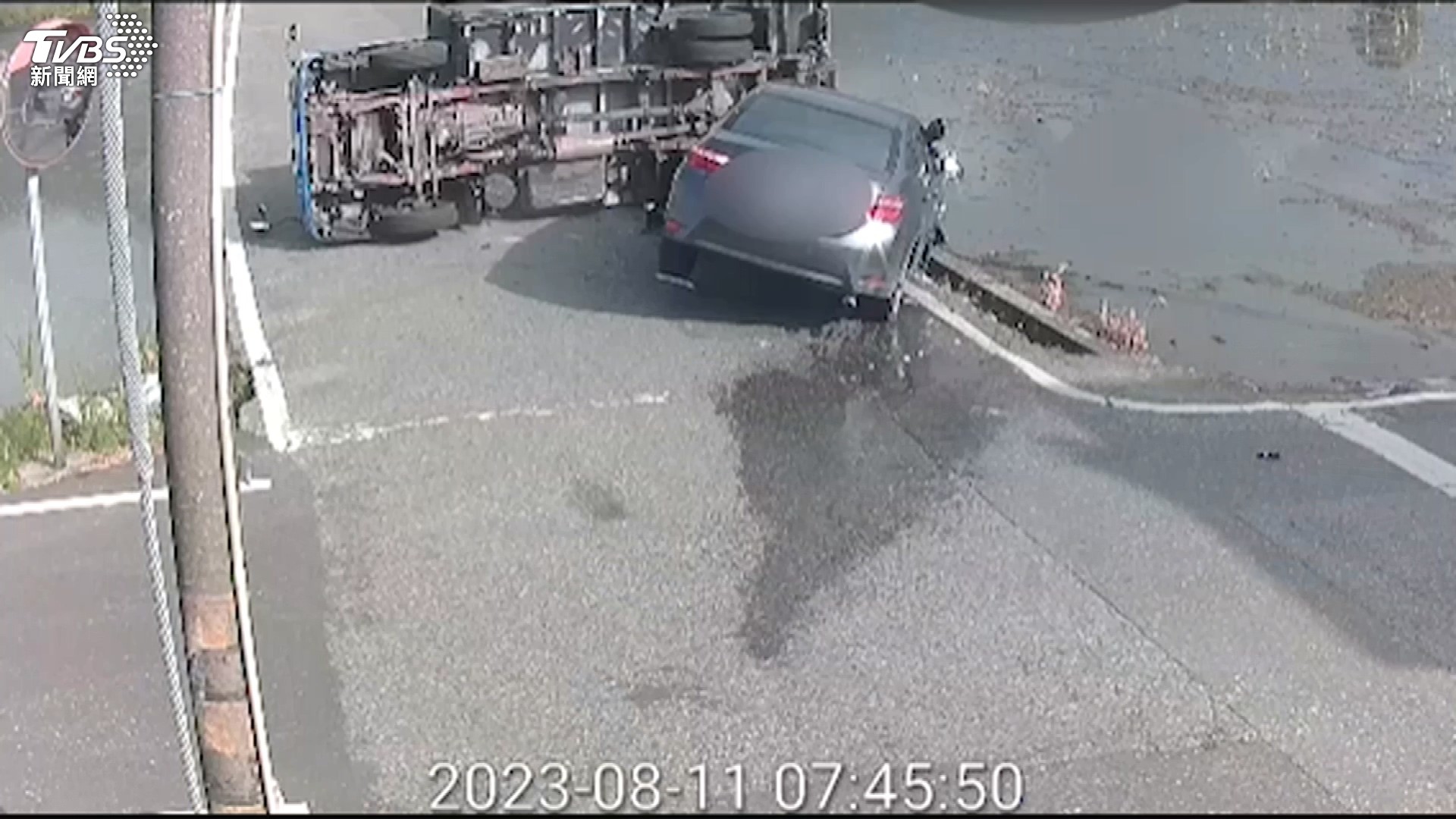 路口碰撞！ 小貨車翻車橫躺駕駛酒測值0.2│TVBS新聞網