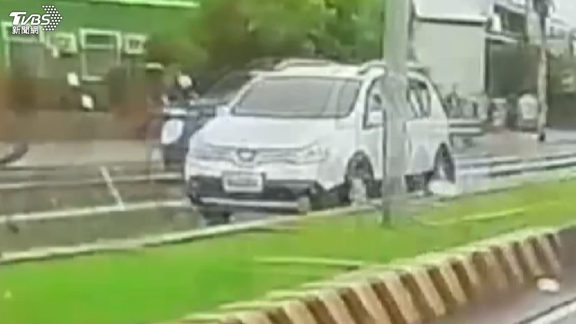轎車彈飛如特技！雨天路滑撞分隔島 旋轉180度落地│TVBS新聞網