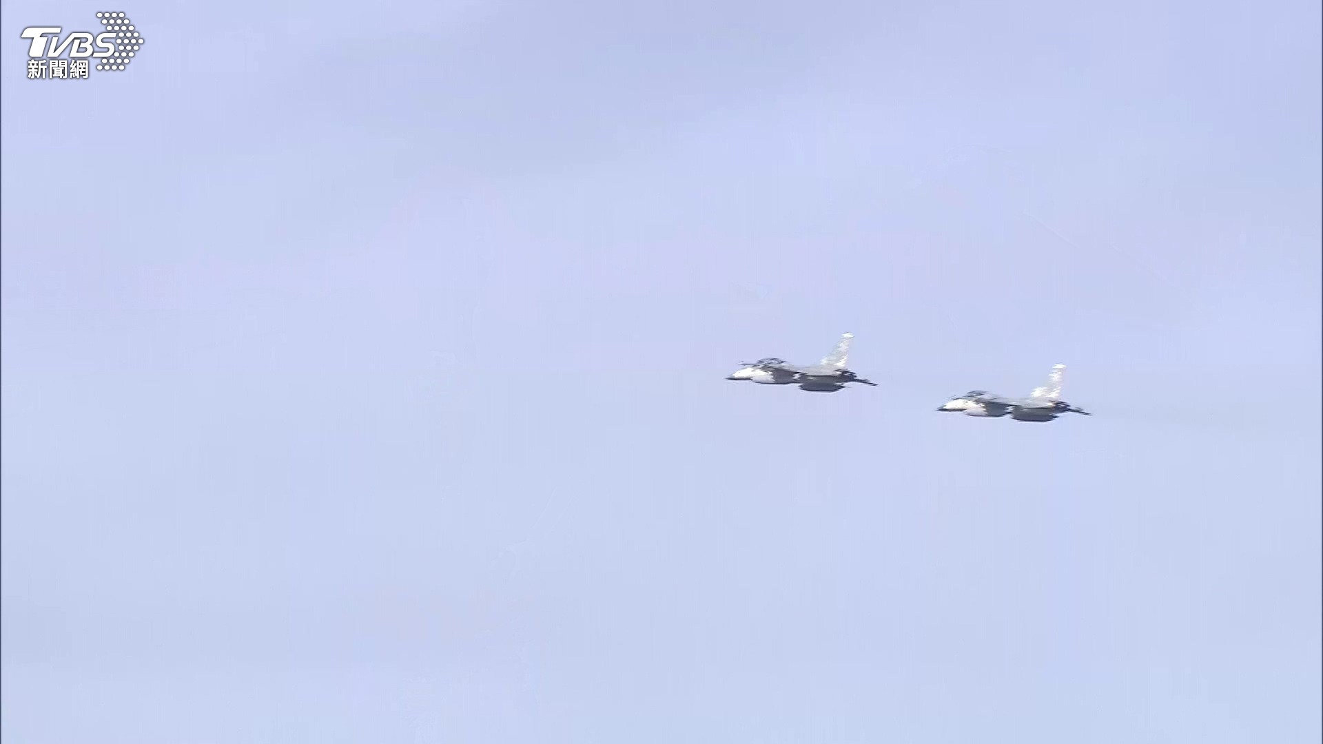 前天才空中失火！空軍IDF週六換戰機秀特技 地面展示可摧毀敵跑道「萬劍彈」│TVBS新聞網