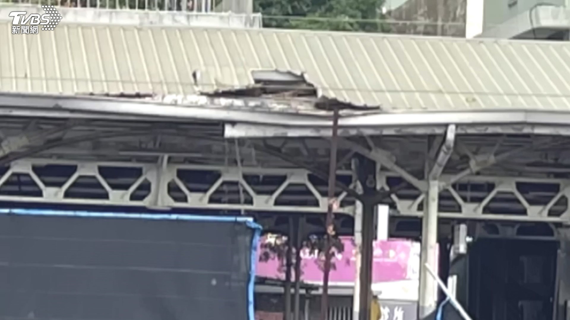 怪手吊臂突斷！吊鉤砸破月台遮雨棚 搭車民眾嚇壞│TVBS新聞網