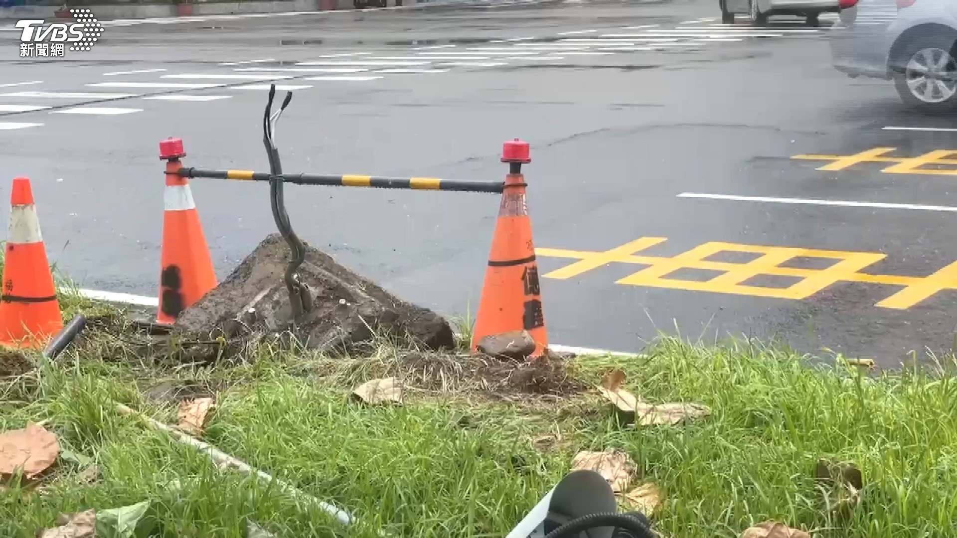 喝茫！轎車失控撞分隔島「駕駛困車內」 抽血酒測逼近0.8│TVBS新聞網