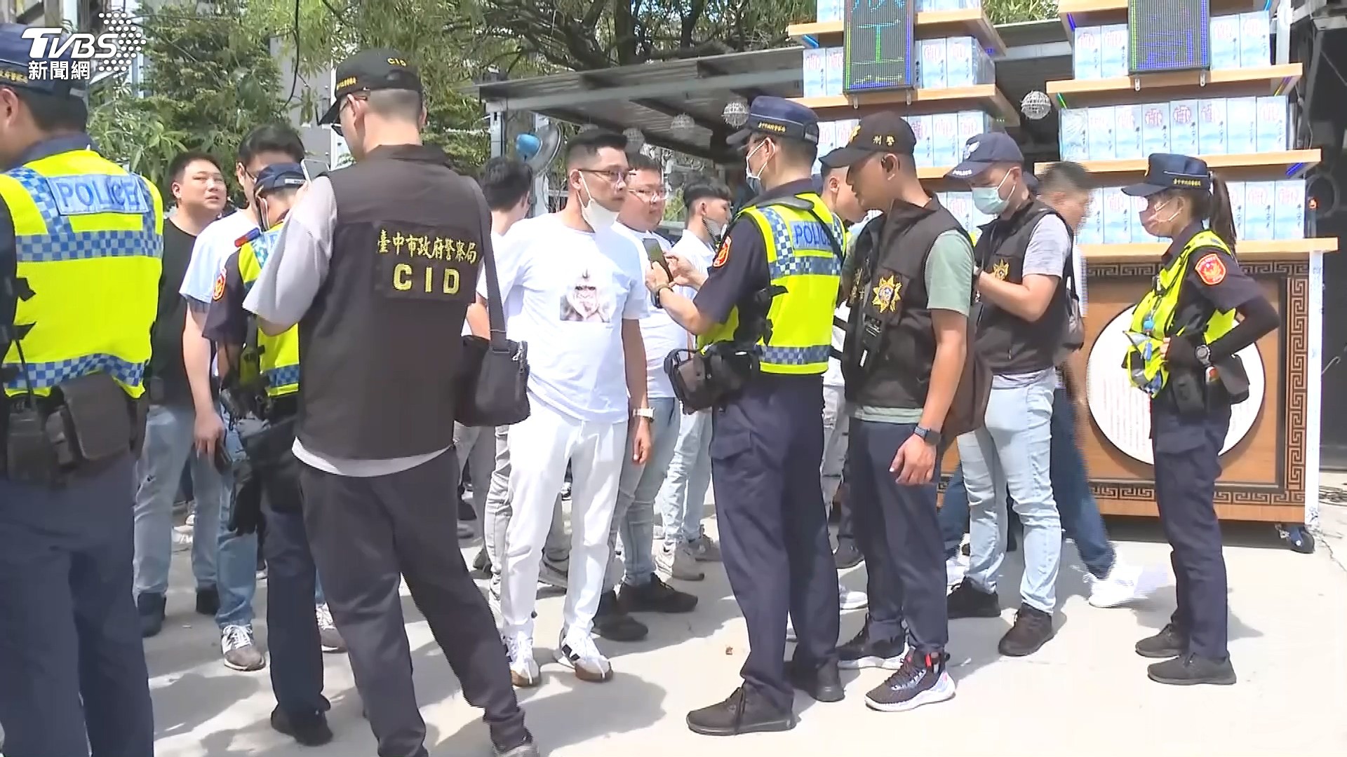 酒商「象董」告別式出動10台勞斯萊斯 160位員警戒備│TVBS新聞網