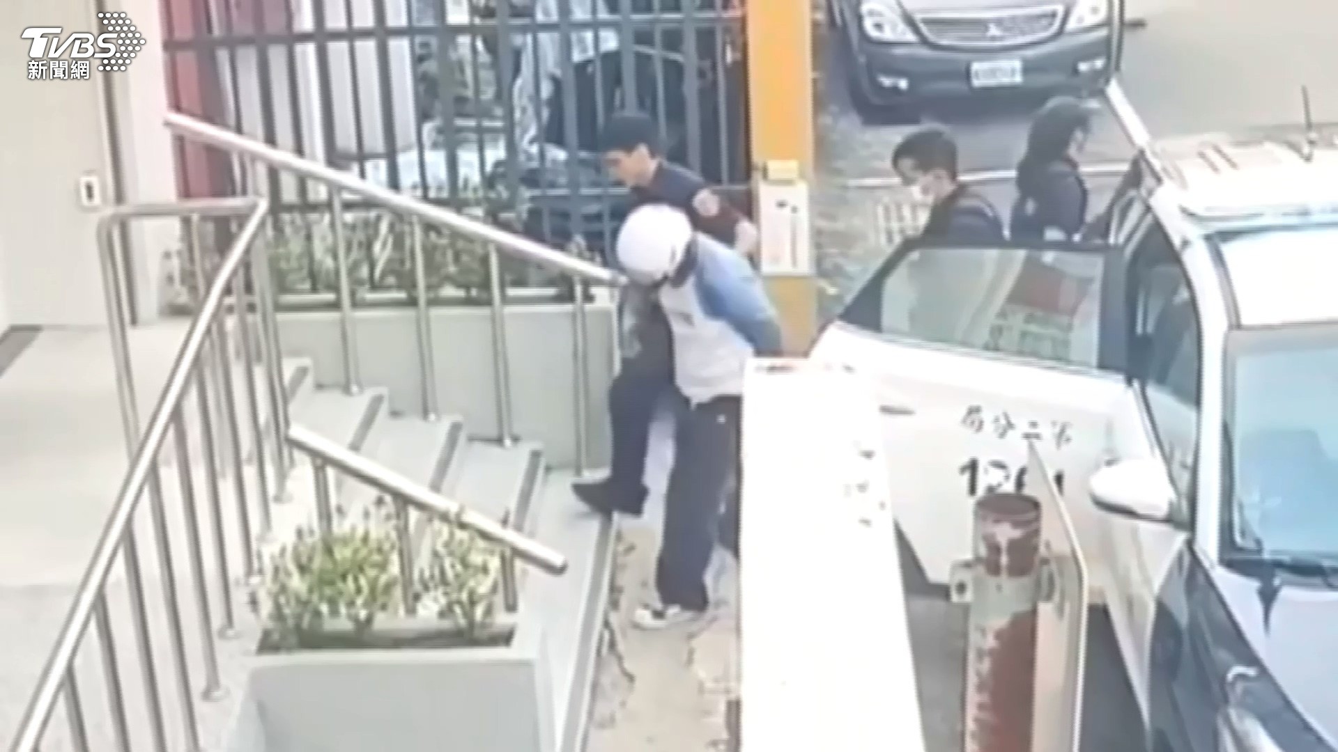 叫你媽來！醉漢超商喧鬧欲酒駕 2警急壓制│TVBS新聞網