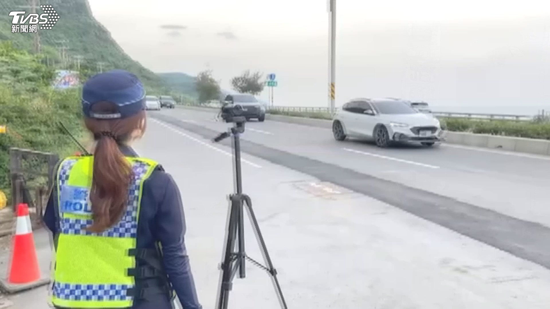 已取締逾300件！墾丁假日車潮回堵 汽車違規占機慢車道│TVBS新聞網