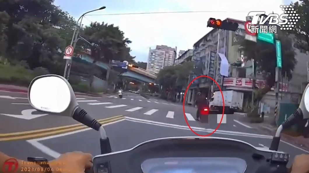騎車不穩還停斑馬線等紅燈 巡邏警酒測GG了│TVBS新聞網