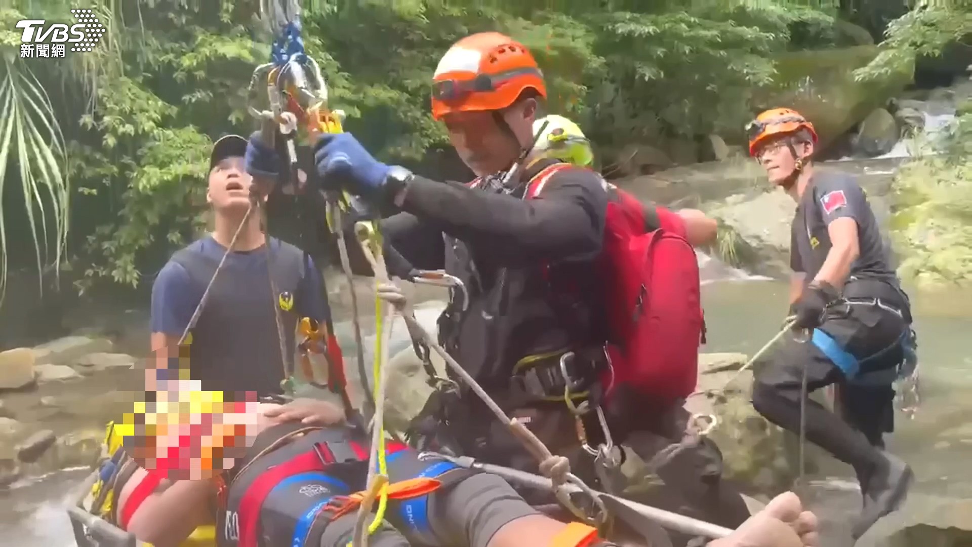 騎太快？單車男下坡過彎 摔進大豹溪 │TVBS新聞網