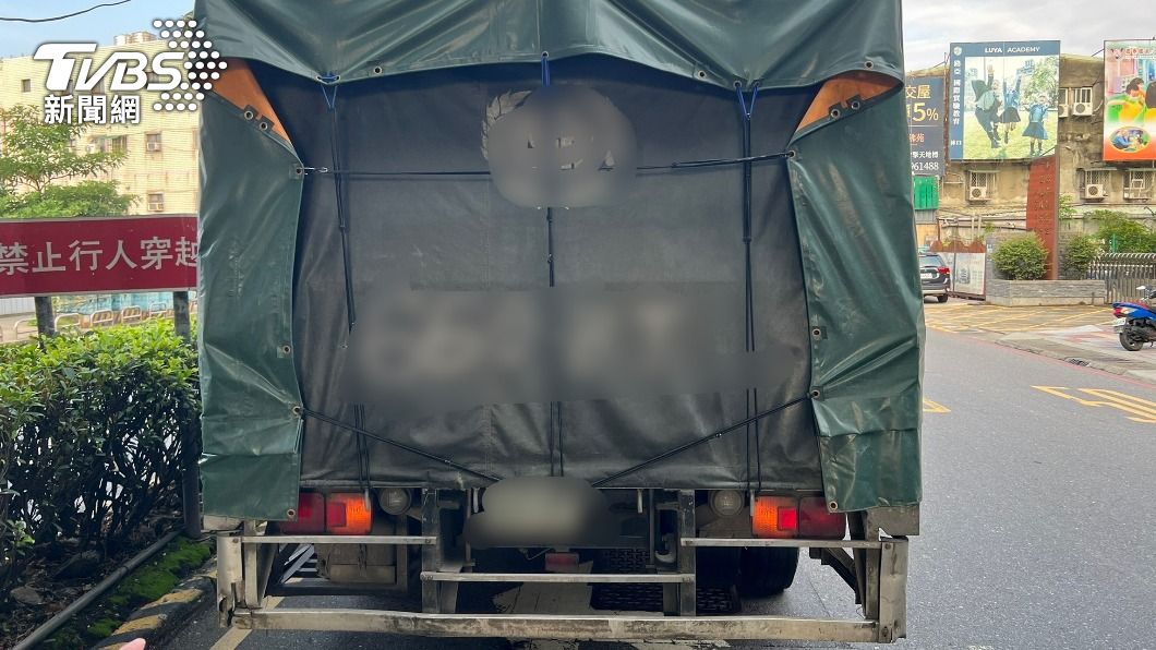 快訊／右轉貨車與機車碰撞 新莊27歲女頭部變形當場死亡│新北市│小貨車│女騎士│TVBS新聞網