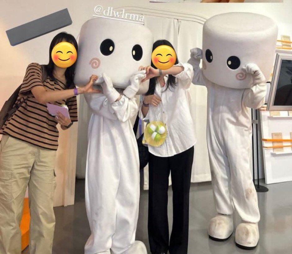 IU扮棉花糖驚喜現身展覽！ 霸氣寵粉「信用卡直接拿給歌迷刷」│TVBS新聞網