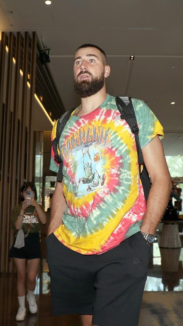 世界盃熱身賽／NBA鵜鶘中鋒來了！他讚：台灣是美麗的國家│TVBS新聞網