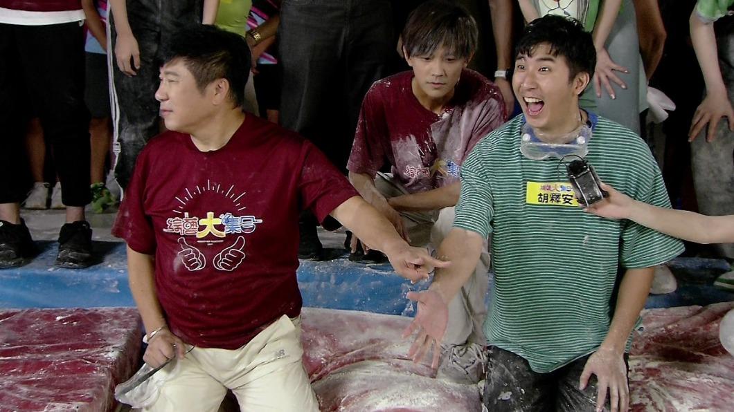 64歲胡瓜「趴地撞頭」敬業畫面外流！兒子目睹慘況卻笑了│TVBS新聞網