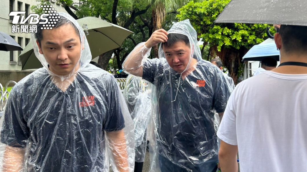 雨中出席還路於民遊行 賴清德承諾：2040道路0死亡│TVBS新聞網