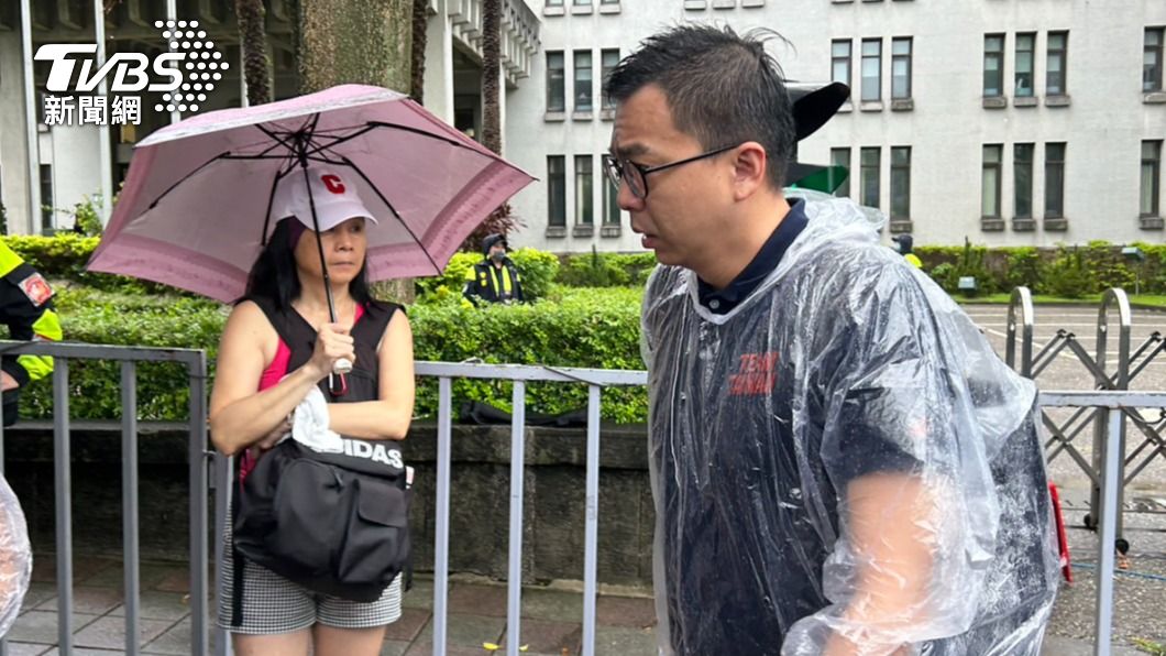 雨中出席還路於民遊行 賴清德承諾：2040道路0死亡│TVBS新聞網