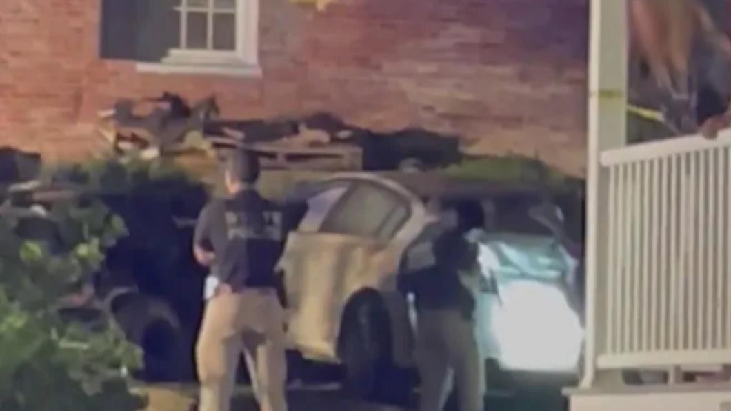 男躲警追捕高速自撞車騰空飛 「引擎也噴飛」撞破民宅│TVBS新聞網