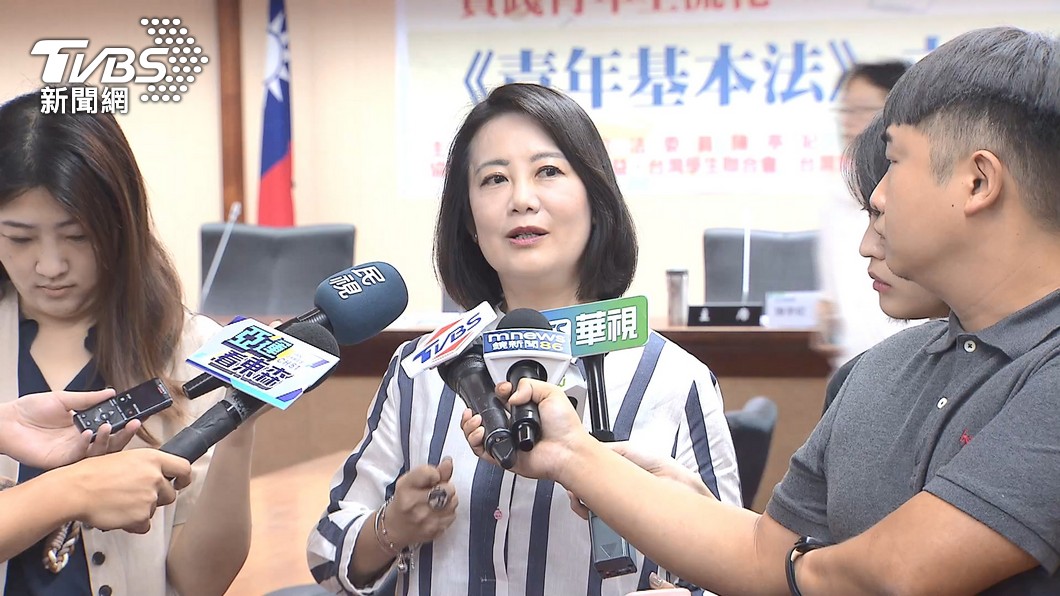 賴品妤「絆倒險跌」 綠委聲援 藍酸假摔│TVBS新聞網