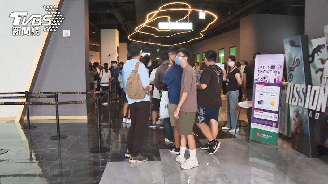 兇手是樹枝！高雄樂購廣場停電1小時 250人看電影中斷│TVBS新聞網