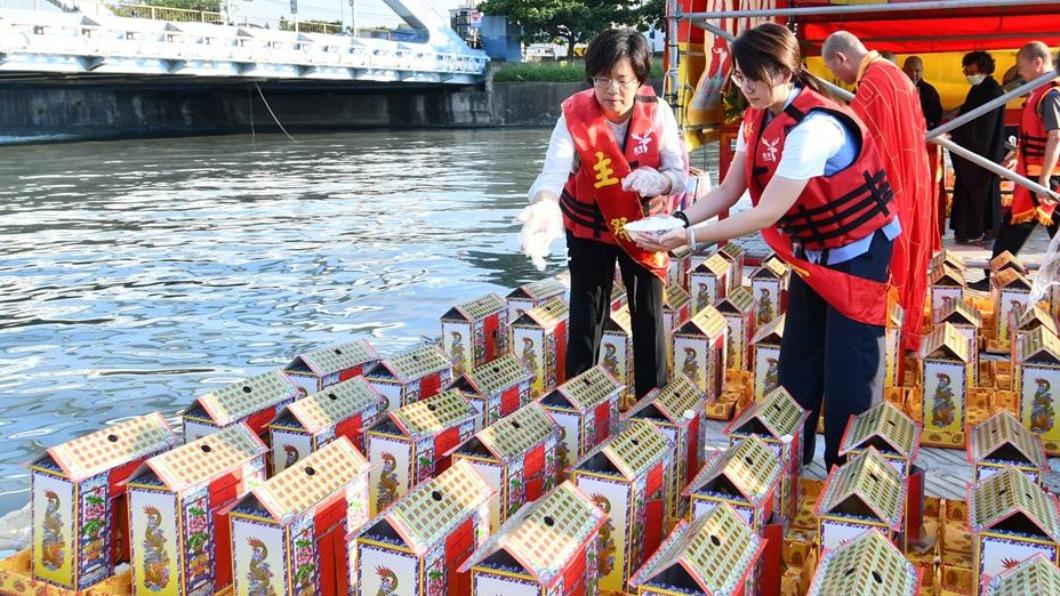 明天中元普渡 鹿港延續百年傳統「放水燈」引孤魂│TVBS新聞網