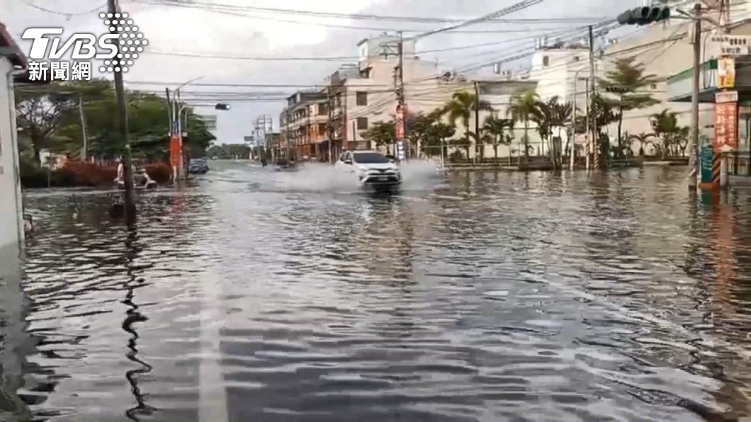 年度大潮來了！旗津市場海水倒灌水淹小腿肚│TVBS新聞網