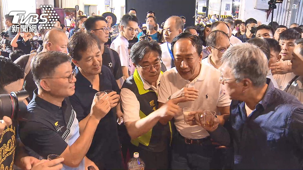 罰站25分鐘等郭台銘講完 柯文哲：難道要去搶舞台│TVBS新聞網