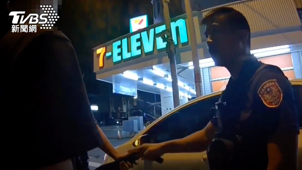 違停超商GG了！無照男車內竟藏7槍、百顆子彈 如行動軍火庫│TVBS新聞網