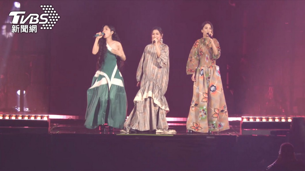 S.H.E登小巨蛋逼哭粉絲！Ella笑喊「難怪沒尖叫聲」 再曝合體可能│TVBS新聞網