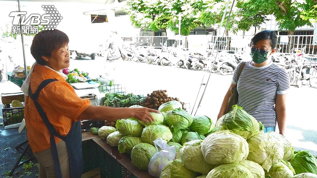 颱風接力菜價飆！ 牛番茄1斤破百、高麗菜1顆400元│TVBS新聞網