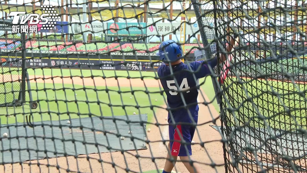 頭號粉絲力挺！盧秀燕勉勵U18球員「冠軍留台灣」│TVBS新聞網